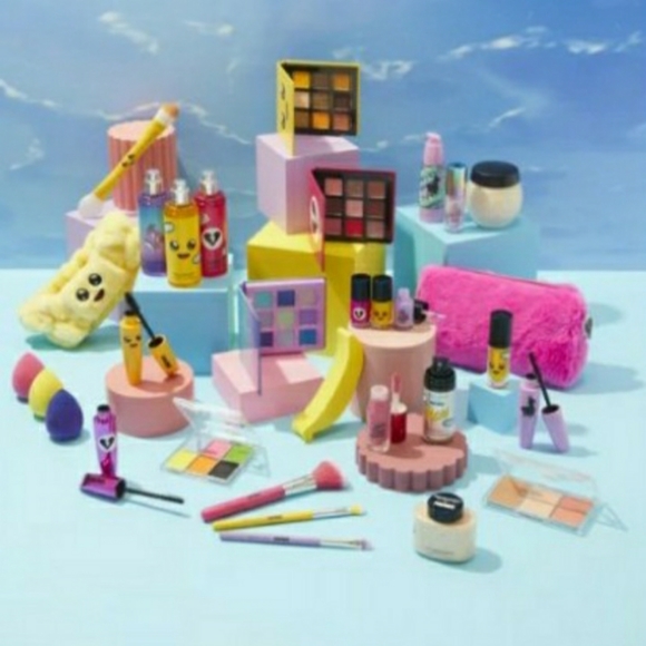 Makeup Revolution | Bath & Body | Revolution X Fortnite Body Mist Peely ...